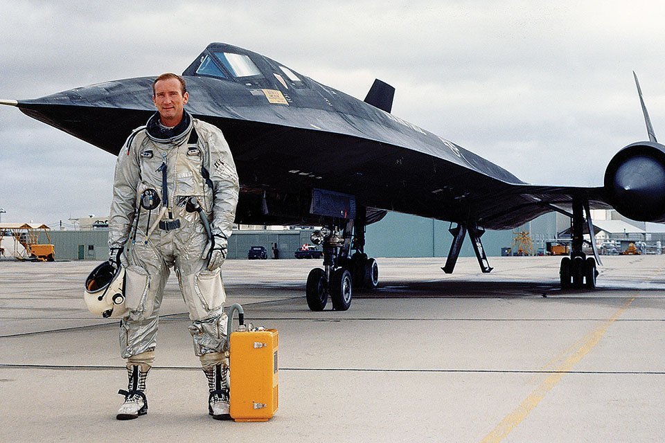 Morre “Bob” Gilliland, o primeiro piloto a voar no icônico SR-71 ...
