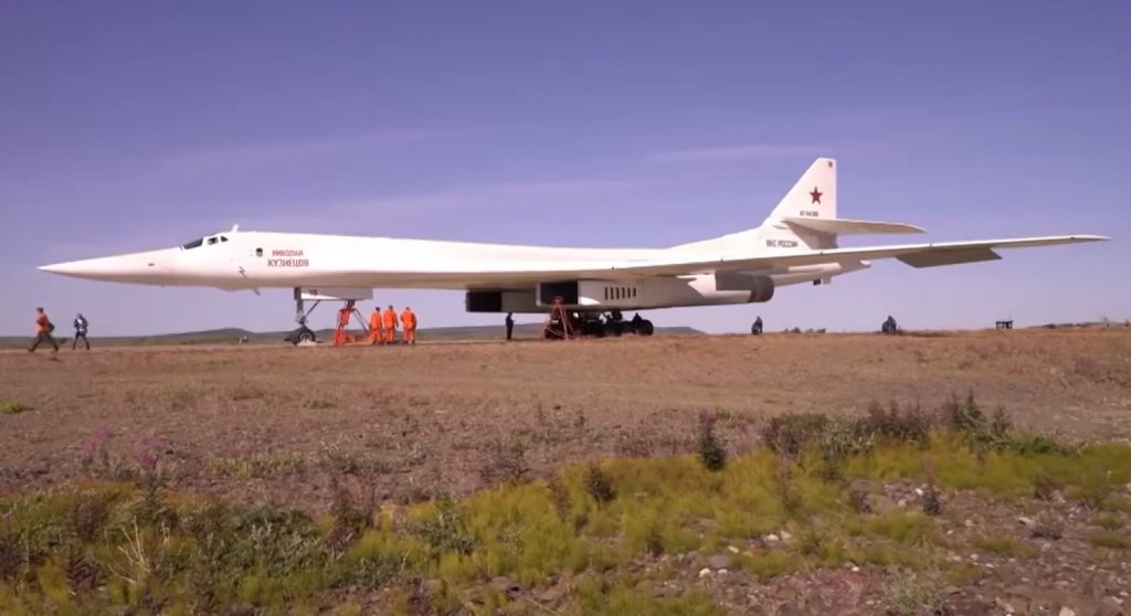 Bombardeiros russos Tu-160 são implantados em base aérea próxima do ...