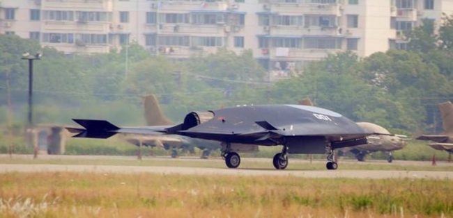 China deve implantar seu drone furtivo Sharp Sword a bordo do porta ...