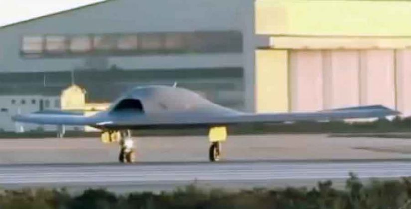 China deve implantar seu drone furtivo Sharp Sword a bordo do porta ...