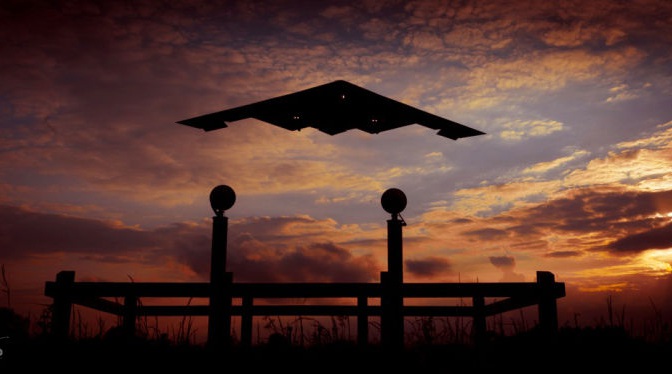 USAF vem testando um novo drone secreto do tamanho e formato de um B-2 ...