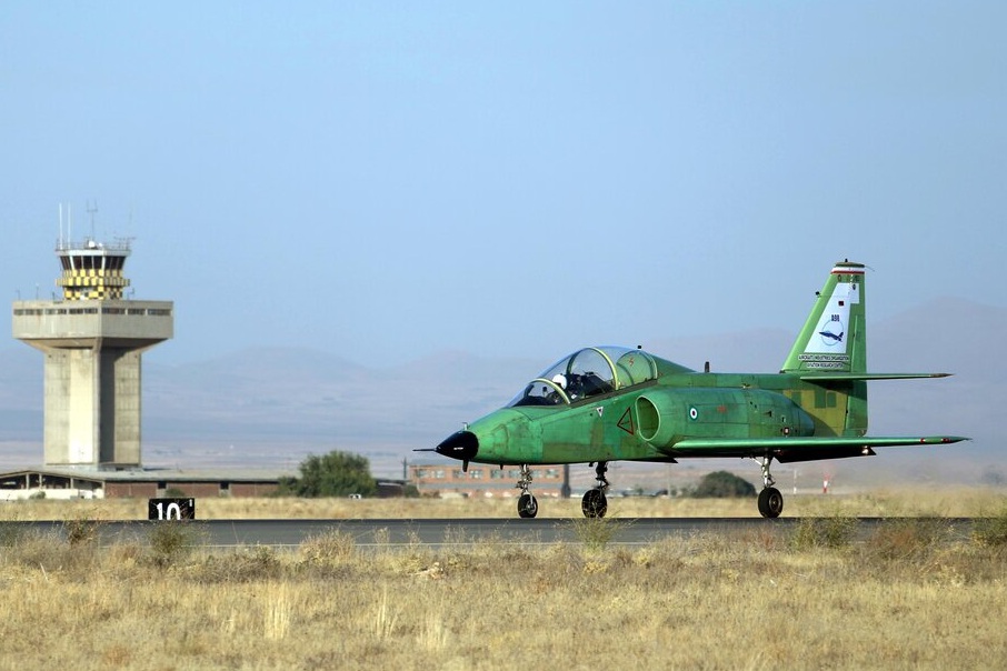 IMAGENS: Novo jato de treinamento iraniano Yasin realiza primeiro voo ...