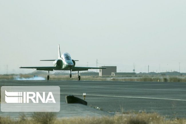 IMAGENS: Novo jato de treinamento iraniano Yasin realiza primeiro voo ...