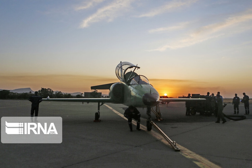 IMAGENS: Novo jato de treinamento iraniano Yasin realiza primeiro voo ...