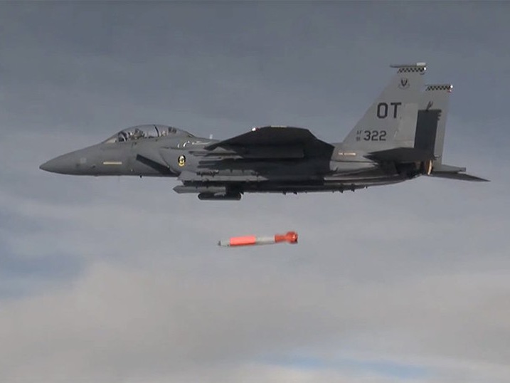 Força Aérea dos EUA realiza testes de voo de desenvolvimento da bomba ...