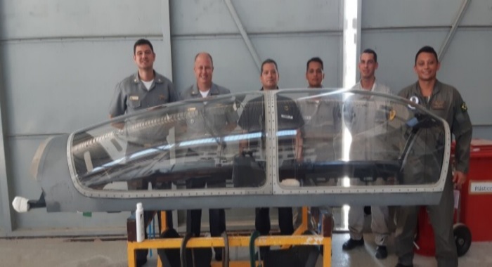 MARINHA: Revisão geral do canopi da aeronave AF-1C é concluída na ...