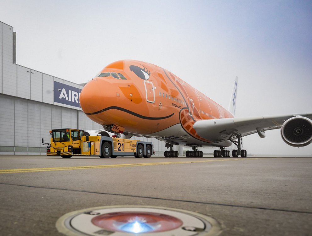 IMAGENS: Airbus apresenta terceira aeronave A380 da ANA com especial ...