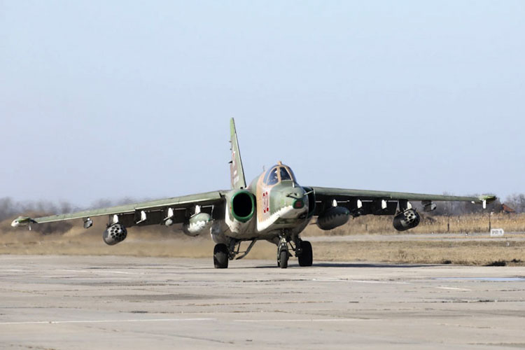 IMAGENS: Pilotos russos treinam com jatos Su-25SM3 usando o novo ...