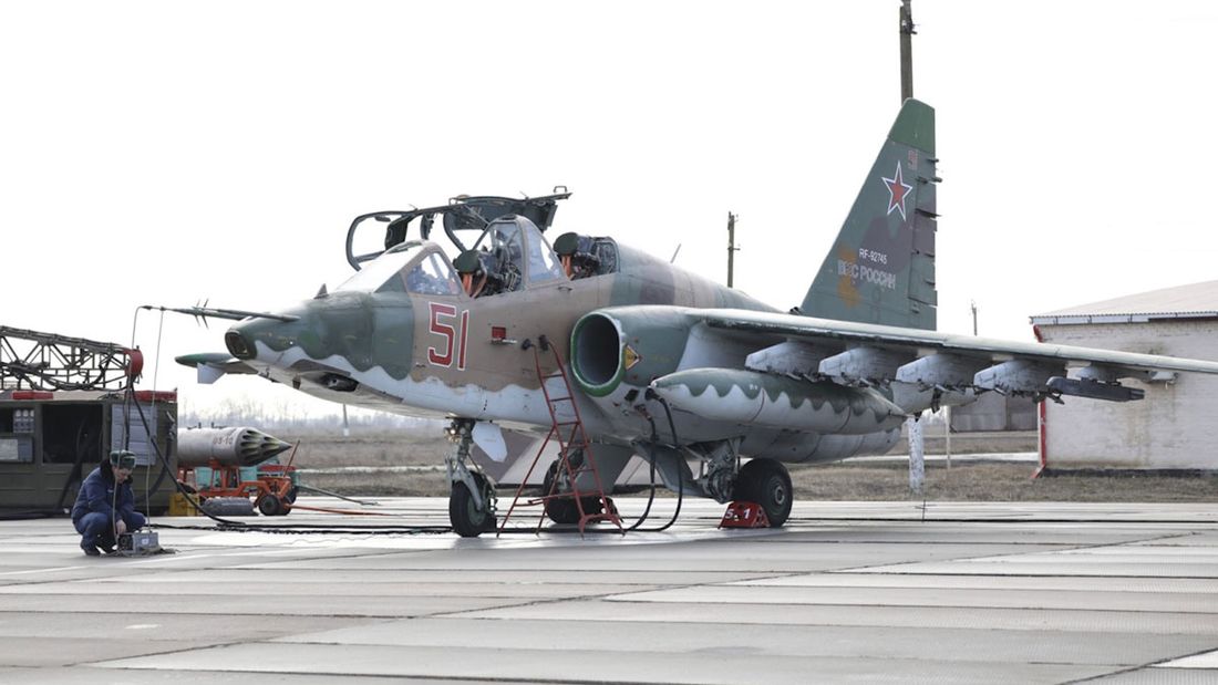 IMAGENS: Pilotos russos treinam com jatos Su-25SM3 usando o novo ...