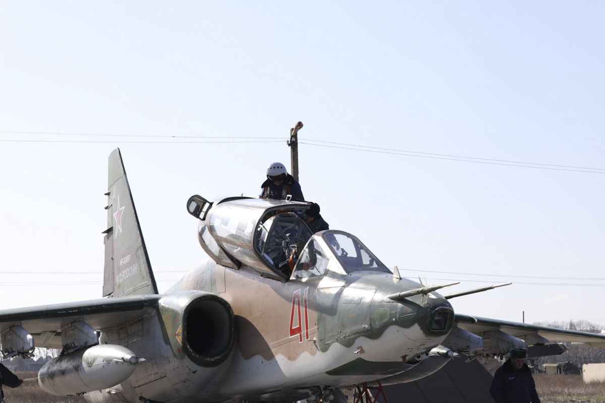 IMAGENS: Pilotos russos treinam com jatos Su-25SM3 usando o novo ...