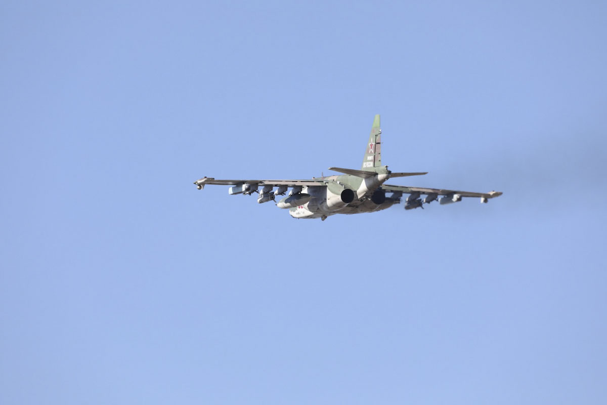 IMAGENS: Pilotos russos treinam com jatos Su-25SM3 usando o novo ...