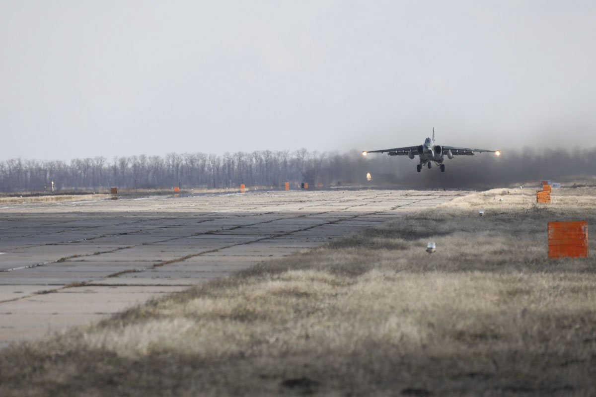 IMAGENS: Pilotos russos treinam com jatos Su-25SM3 usando o novo ...