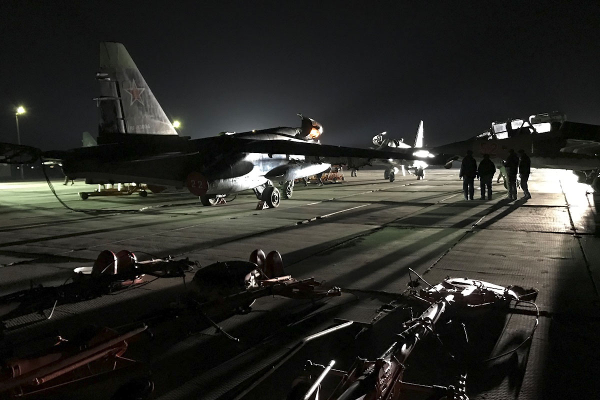 IMAGENS: Pilotos russos treinam com jatos Su-25SM3 usando o novo ...