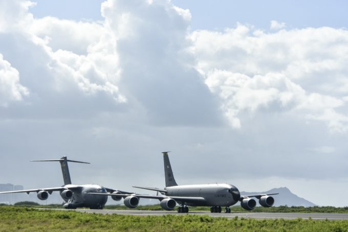 IMAGENS: USAF realiza poderoso Elephant Walk com caças F-22 Raptor no ...