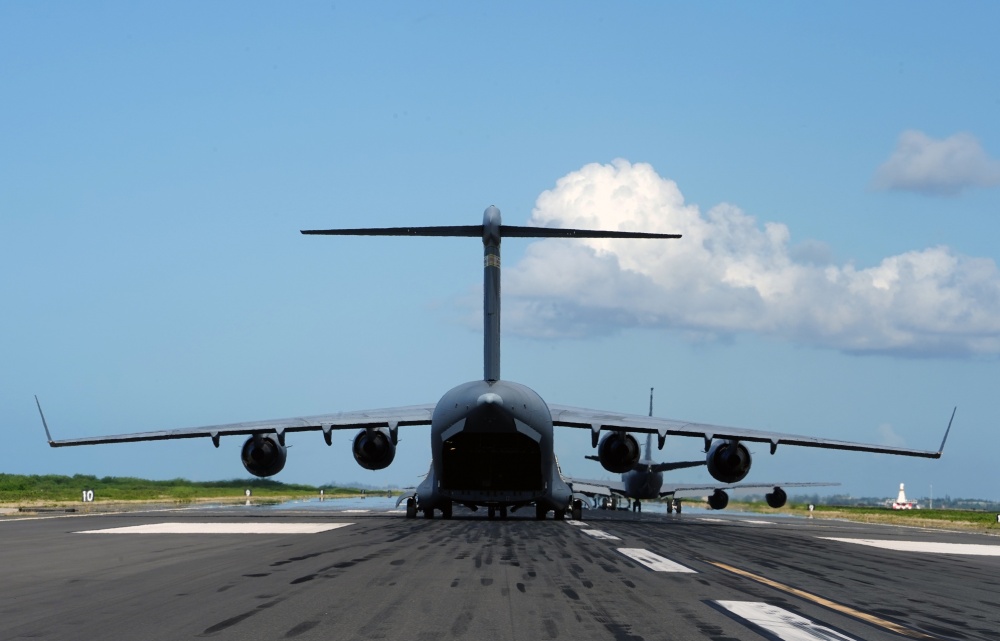 IMAGENS: USAF realiza poderoso Elephant Walk com caças F-22 Raptor no ...