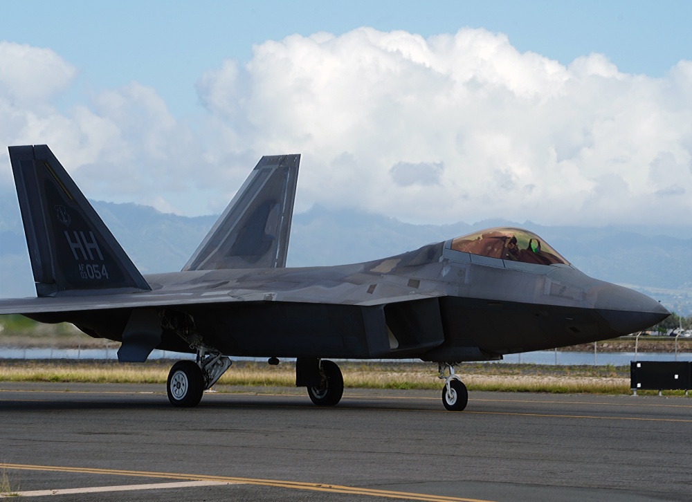 IMAGENS: USAF realiza poderoso Elephant Walk com caças F-22 Raptor no ...