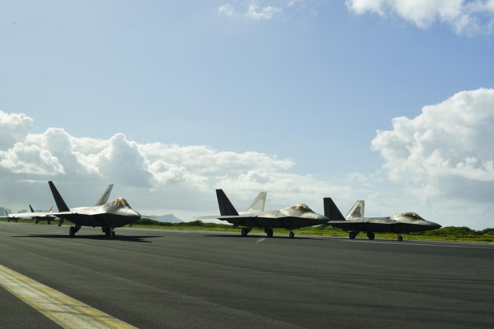 IMAGENS: USAF realiza poderoso Elephant Walk com caças F-22 Raptor no ...