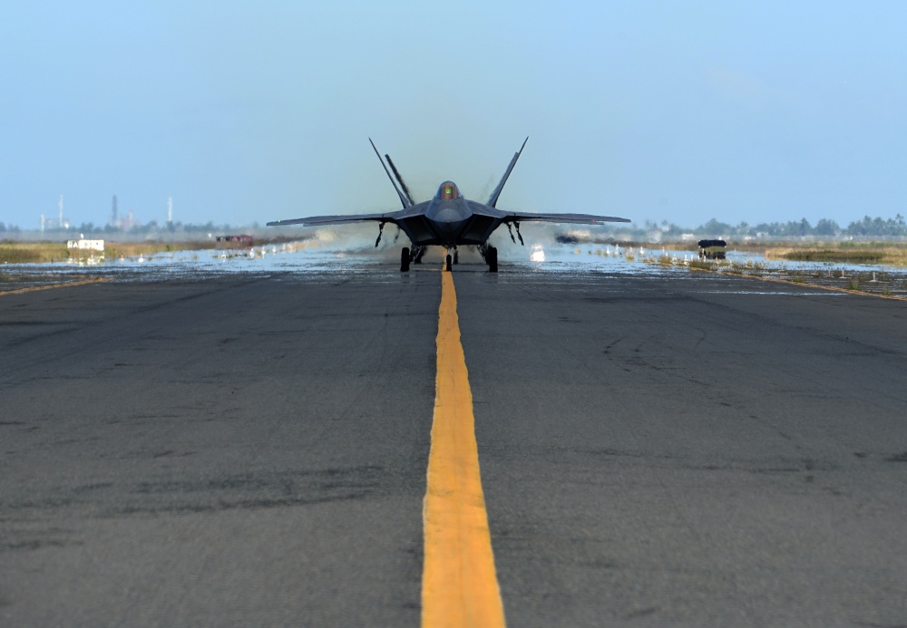 IMAGENS: USAF realiza poderoso Elephant Walk com caças F-22 Raptor no ...