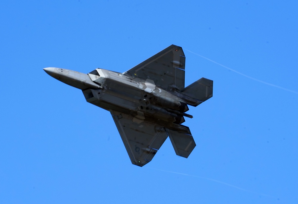 IMAGENS: USAF realiza poderoso Elephant Walk com caças F-22 Raptor no ...