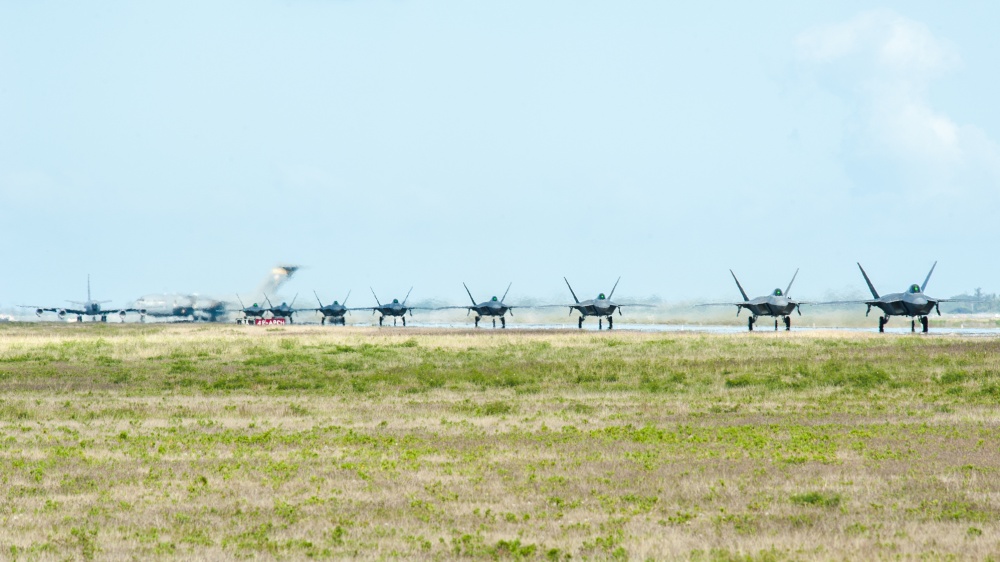 IMAGENS: USAF realiza poderoso Elephant Walk com caças F-22 Raptor no ...