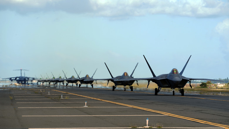 IMAGENS: USAF realiza poderoso Elephant Walk com caças F-22 Raptor no ...