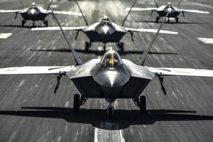 IMAGENS: USAF realiza poderoso Elephant Walk com caças F-22 Raptor no ...