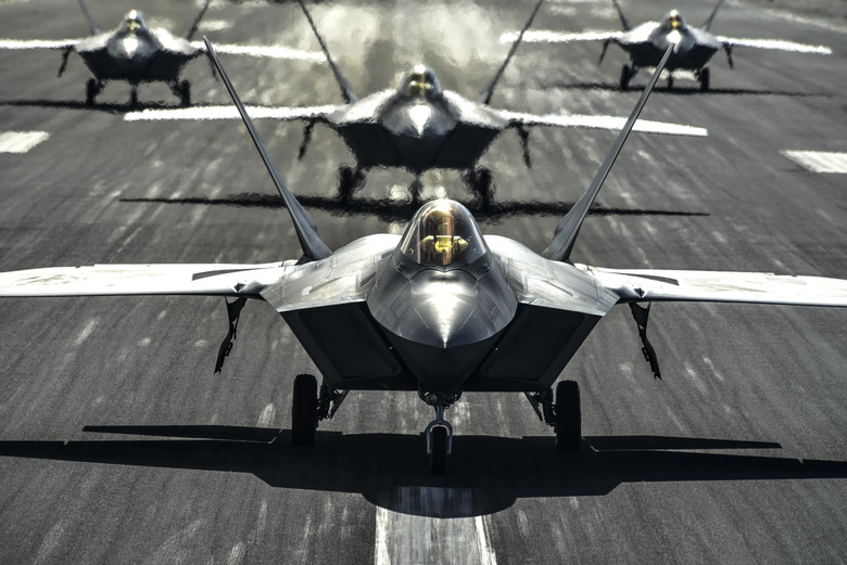 IMAGENS: USAF realiza poderoso Elephant Walk com caças F-22 Raptor no ...