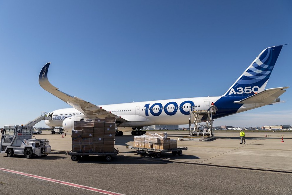 COVID-19: Airbus coloca A350-1000 de testes para buscar máscaras na ...
