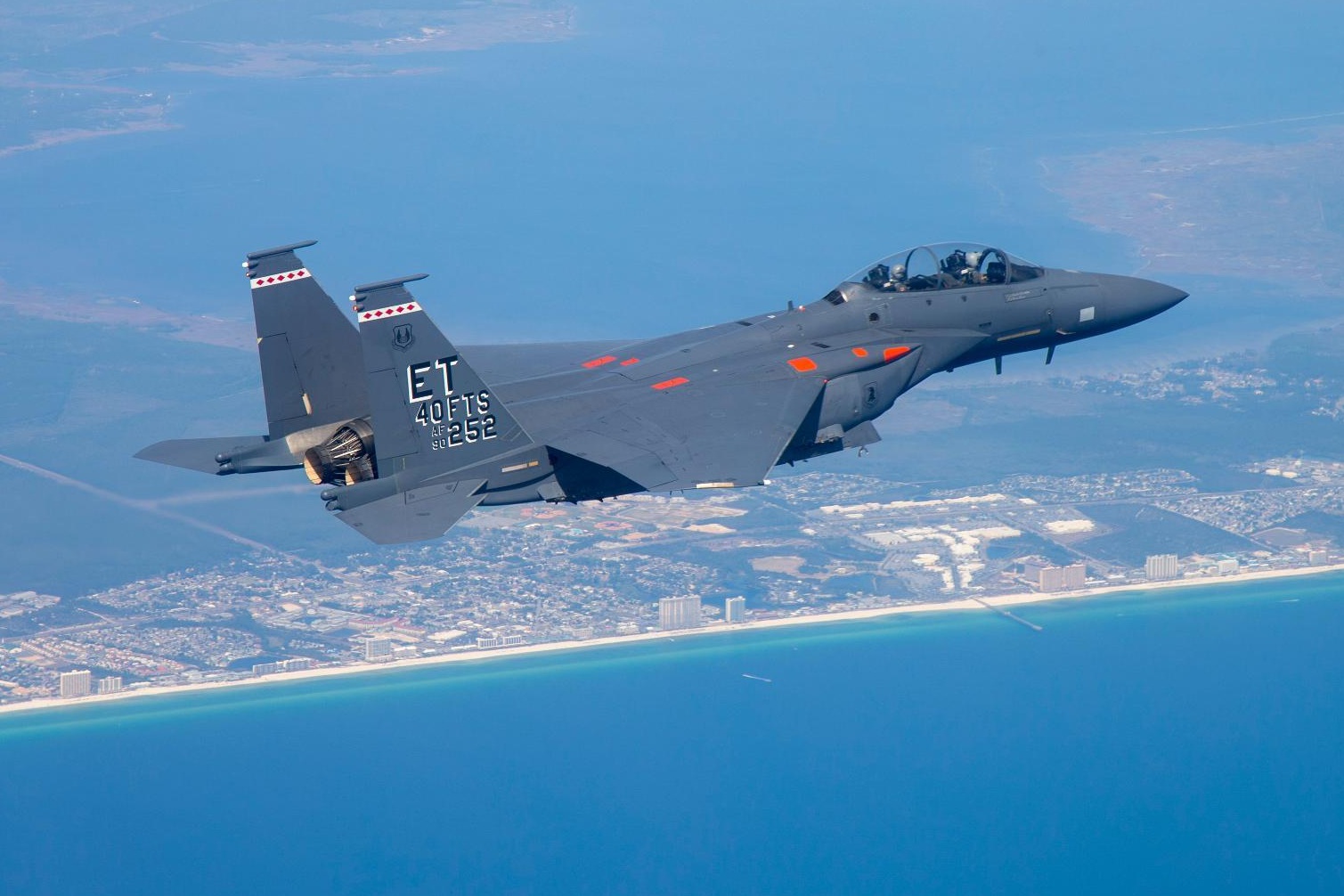 IMAGEM: F-15E em fase de testes do EPAWSS na instalação anecóica de ...