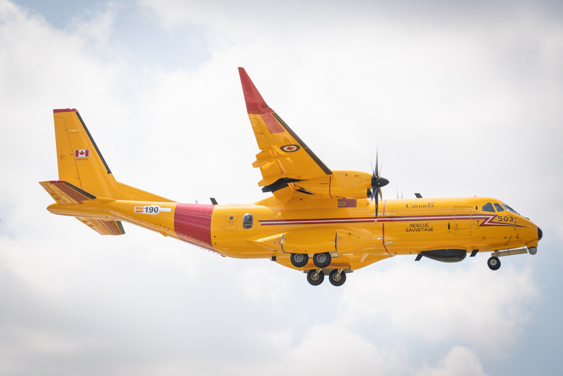 IMAGENS: Terceira aeronave CC-295 FWSAR do Canadá inicia voos de testes ...