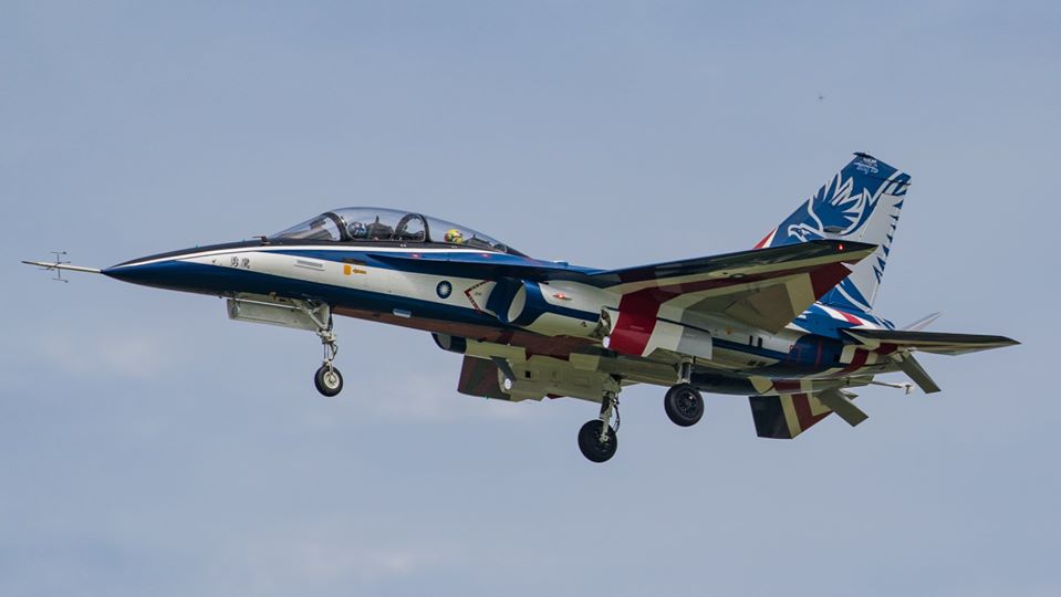 IMAGENS: Voa o jato de treinamento avançado AIDC T-5 Brave Eagle ...