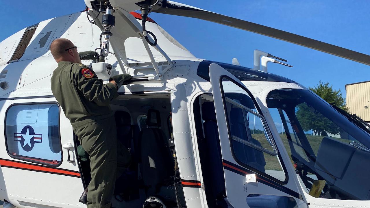 Marinha dos EUA inicia treinamento de instrutores no helicóptero TH-73A ...