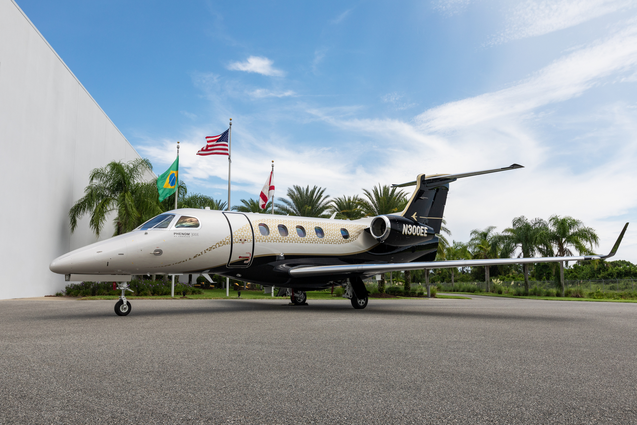 Embraer entrega primeiro Phenom 300E com novo interior Bossa Nova para ...