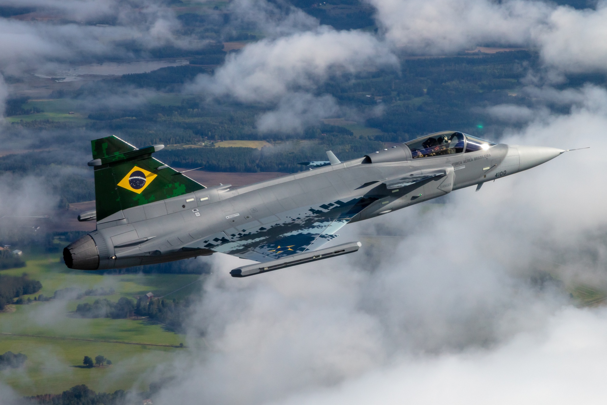 VÍDEO: Acompanhe como foi o primeiro voo do piloto da FAB no F-39 ...