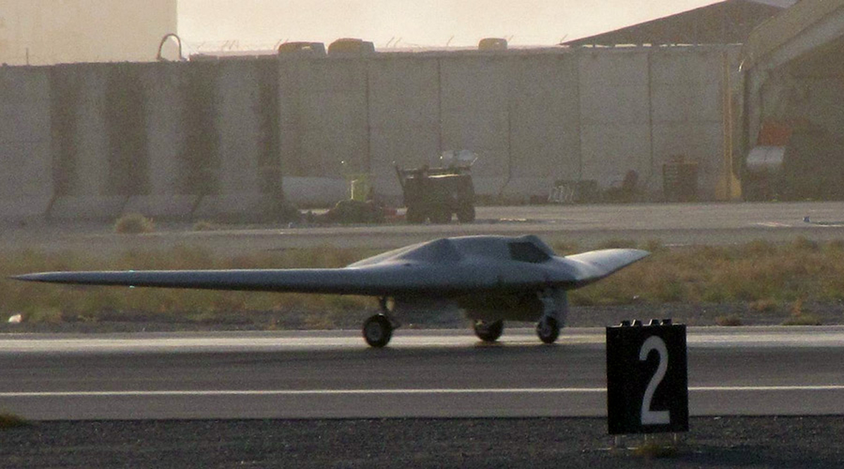 Irã apresenta em exercício seus dois novos drones, cópias do RQ-170 ...