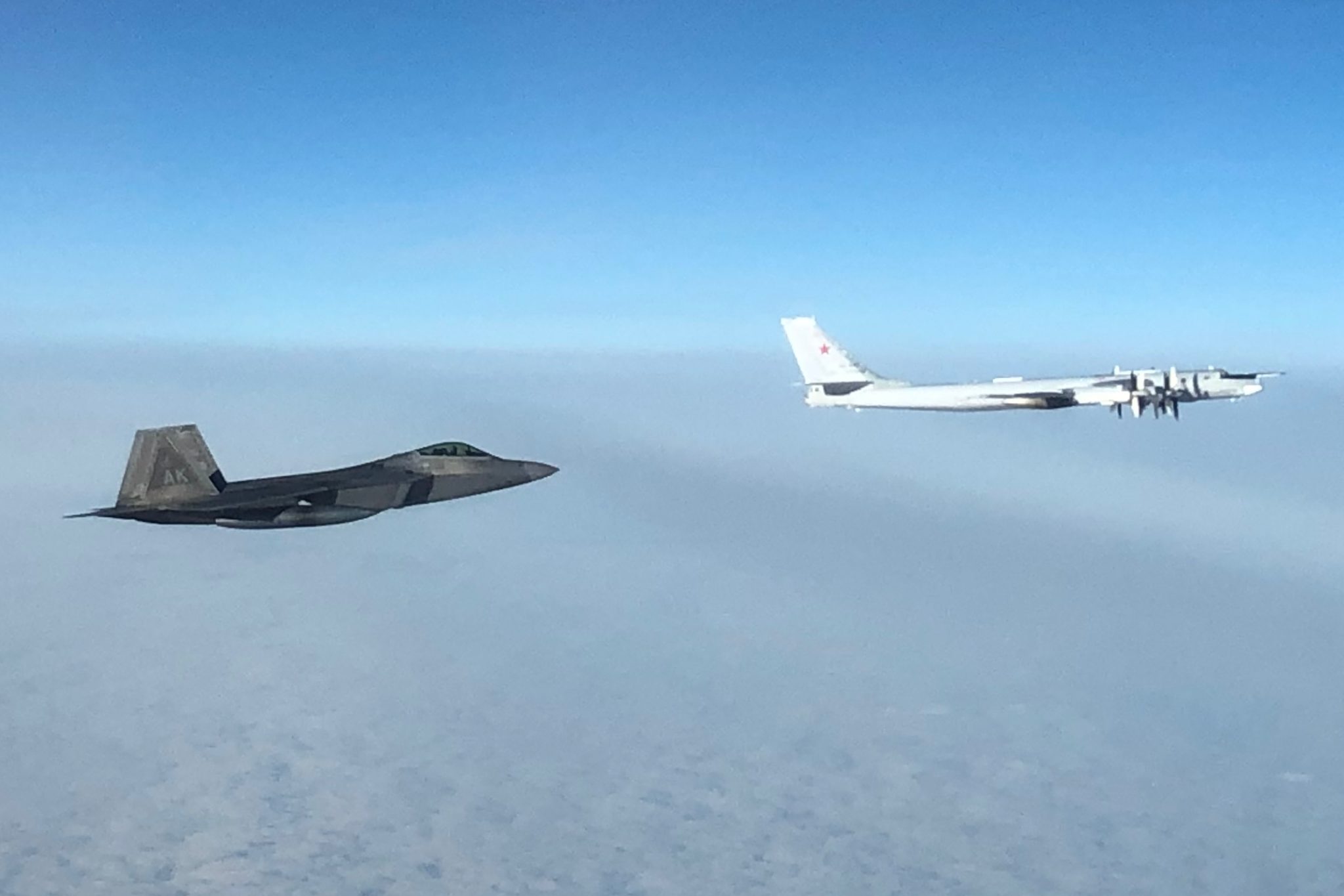 IMAGENS: Jatos F-22 Raptor do NORAD interceptam dois bombardeiros ...