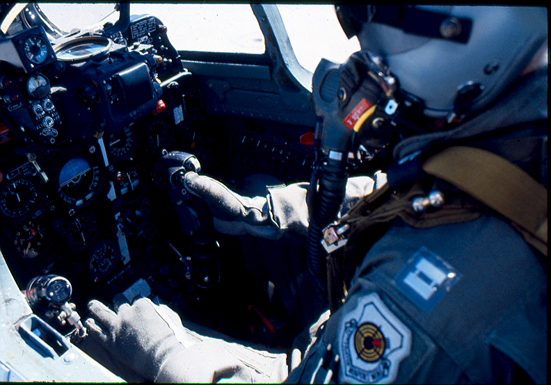 CONSTANT PEG: A história de voar contra os caças secretos soviéticos da ...