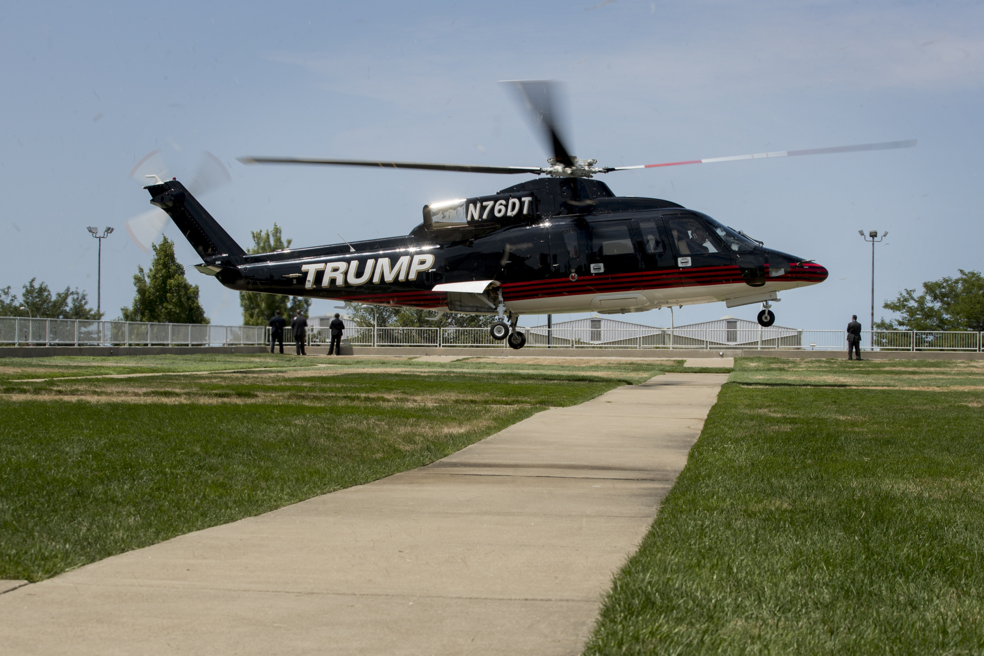 Helicóptero Sikorsky S-76B do presidente dos EUA, Donald Trump, está à ...
