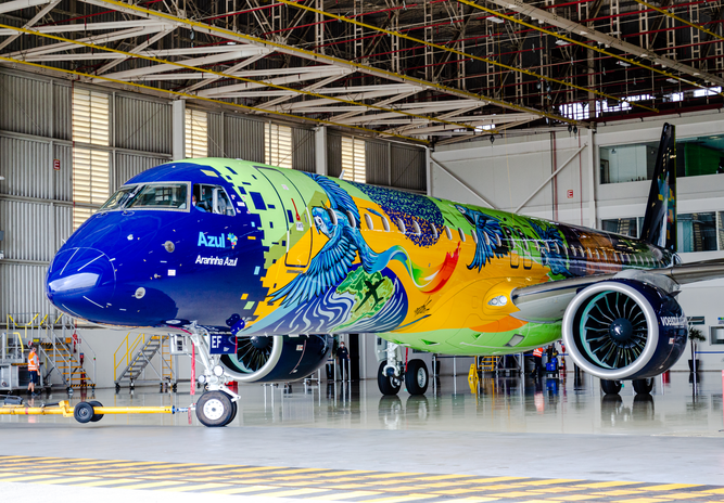 IMAGENS: Azul apresenta seu Embraer E195-E2 “Ararinha Azul” – Cavok Brasil