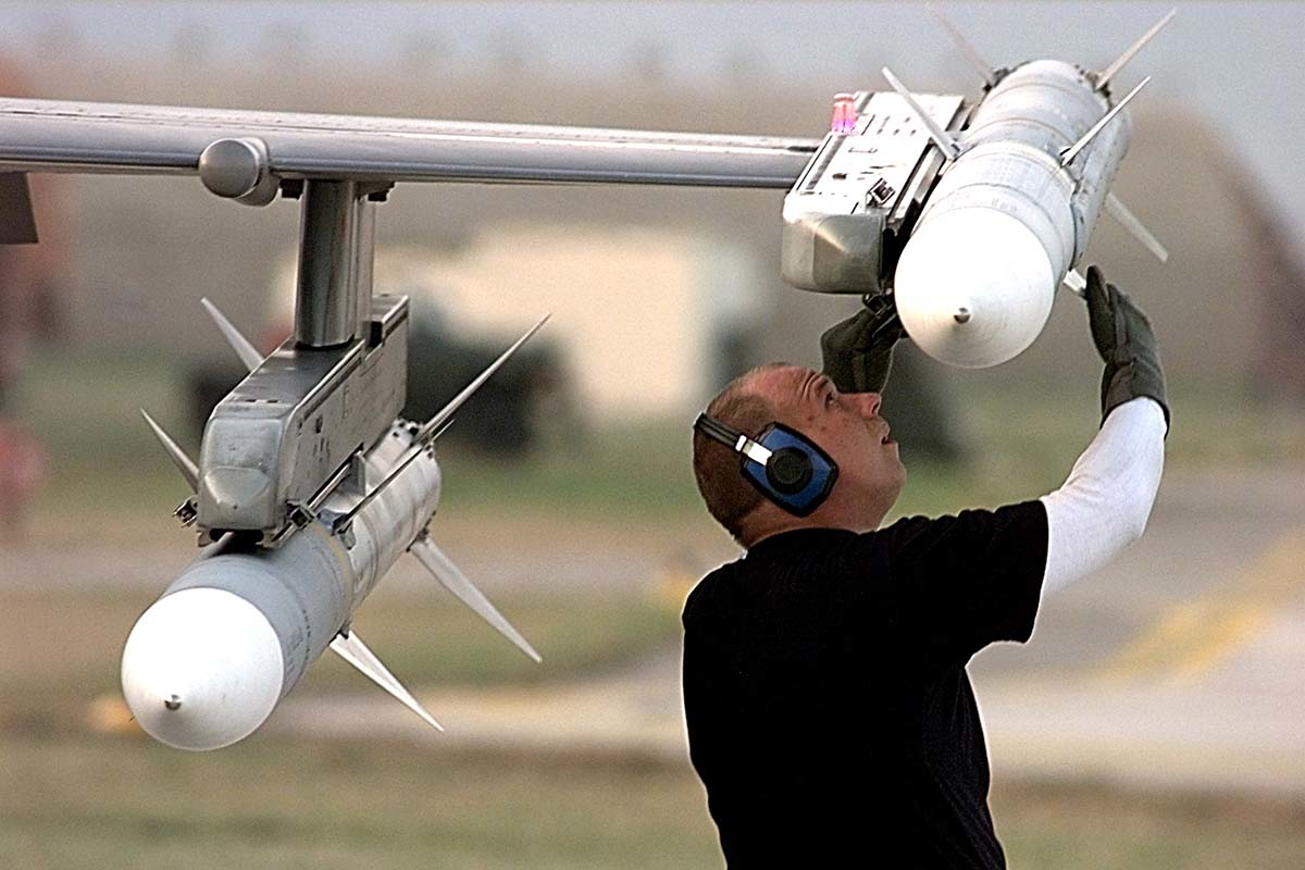 Raytheon obtém US$ 518,4 milhões com vendas de AMRAAM para 11 nações ...