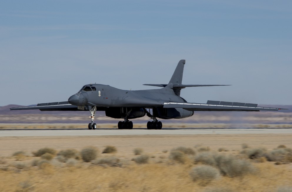 Primeiro dos 17 bombardeiros B-1 aposentados este ano torna-se um ...