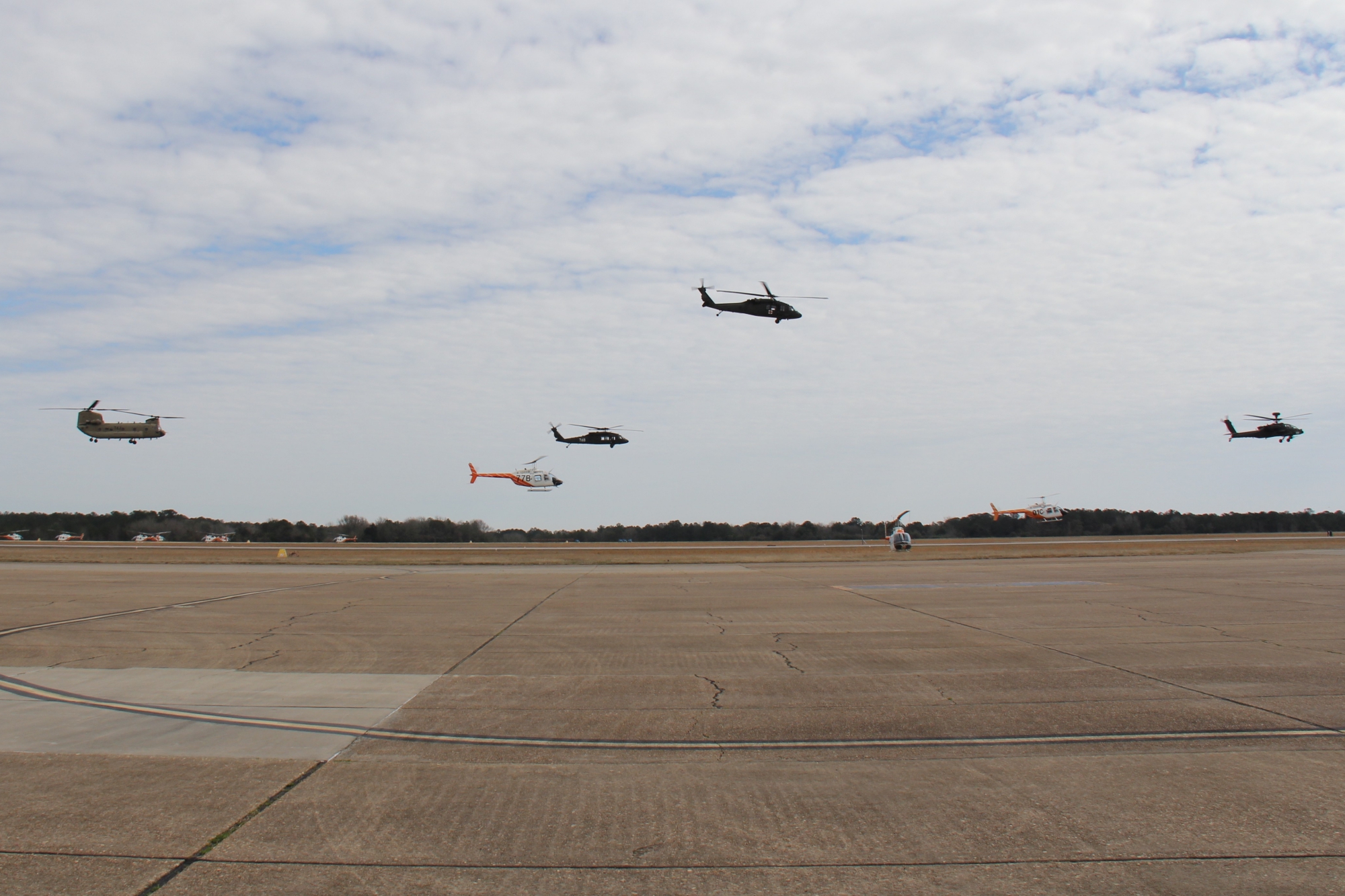 Exército dos EUA aposenta seus helicópteros de treinamento TH-67 Creek ...