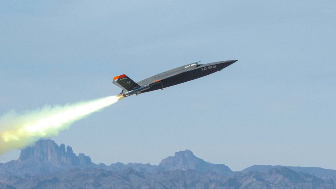 Demonstrador UAV Valkyrie libera drone de seu compartimento interno ...