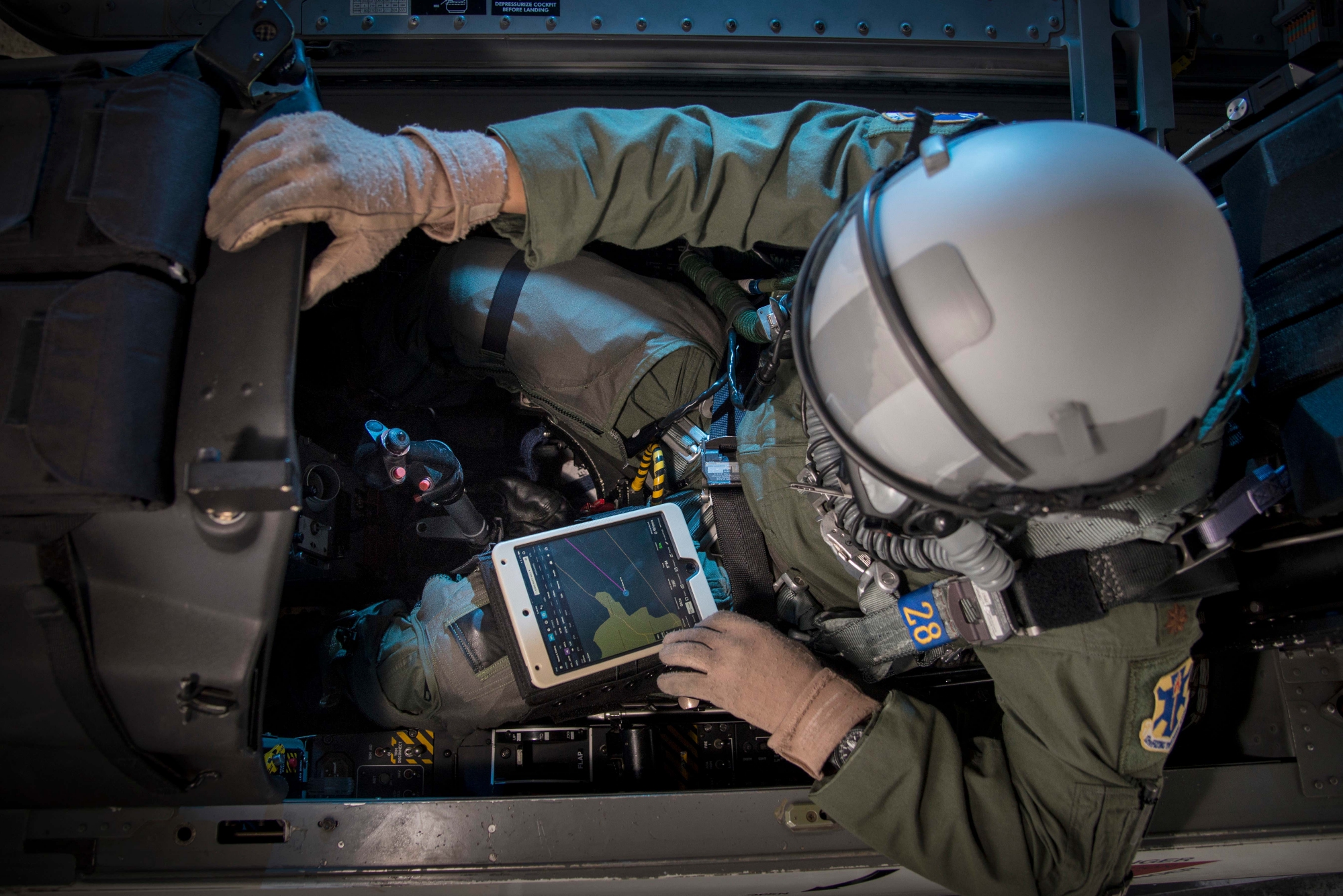 USAF transmite ao vivo dados do F-35 para um tablet comercial pela ...