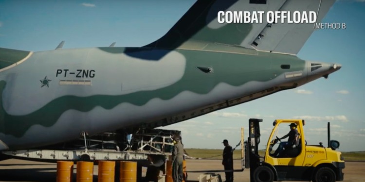 VÍDEO: KC-390 é certificado para descarregamento de carga “em movimento ...