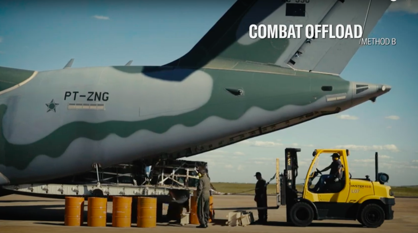 VÍDEO: KC-390 é certificado para descarregamento de carga “em movimento ...