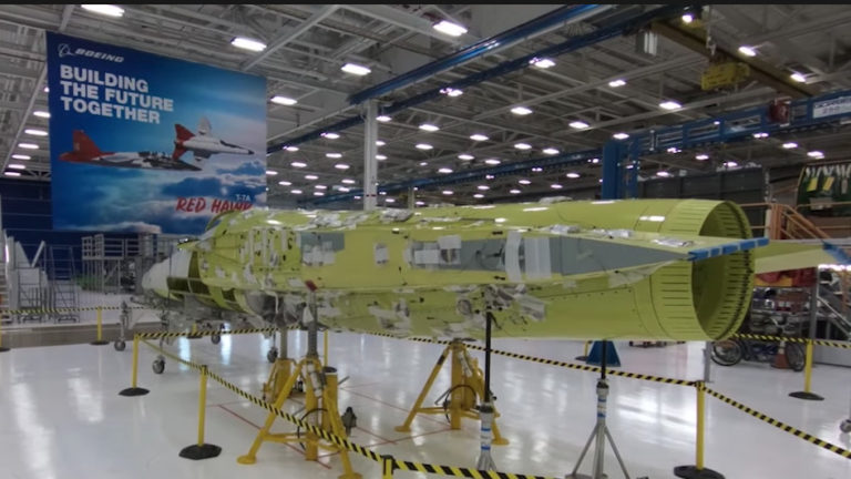 Toma forma o primeiro treinador Boeing/Saab T-7A Red Hawk da Força ...