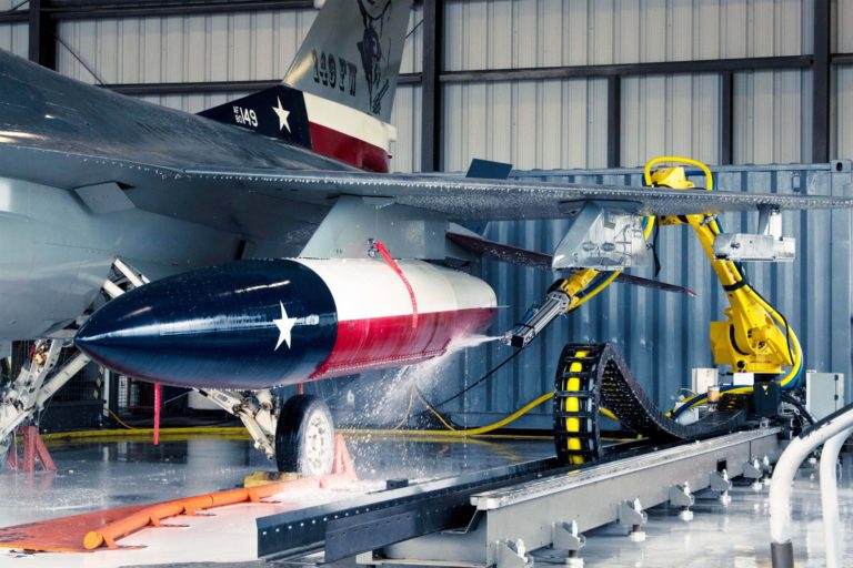 VÍDEO: Força Aérea dos EUA construiu um robô para lavar seus F-16s ...