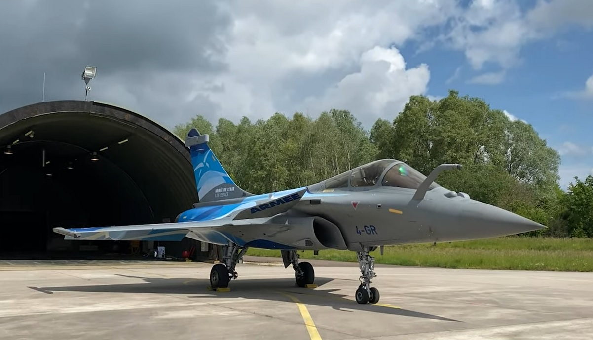 IMAGENS: Novo visual para o Rafale Solo Display na temporada 2021 ...