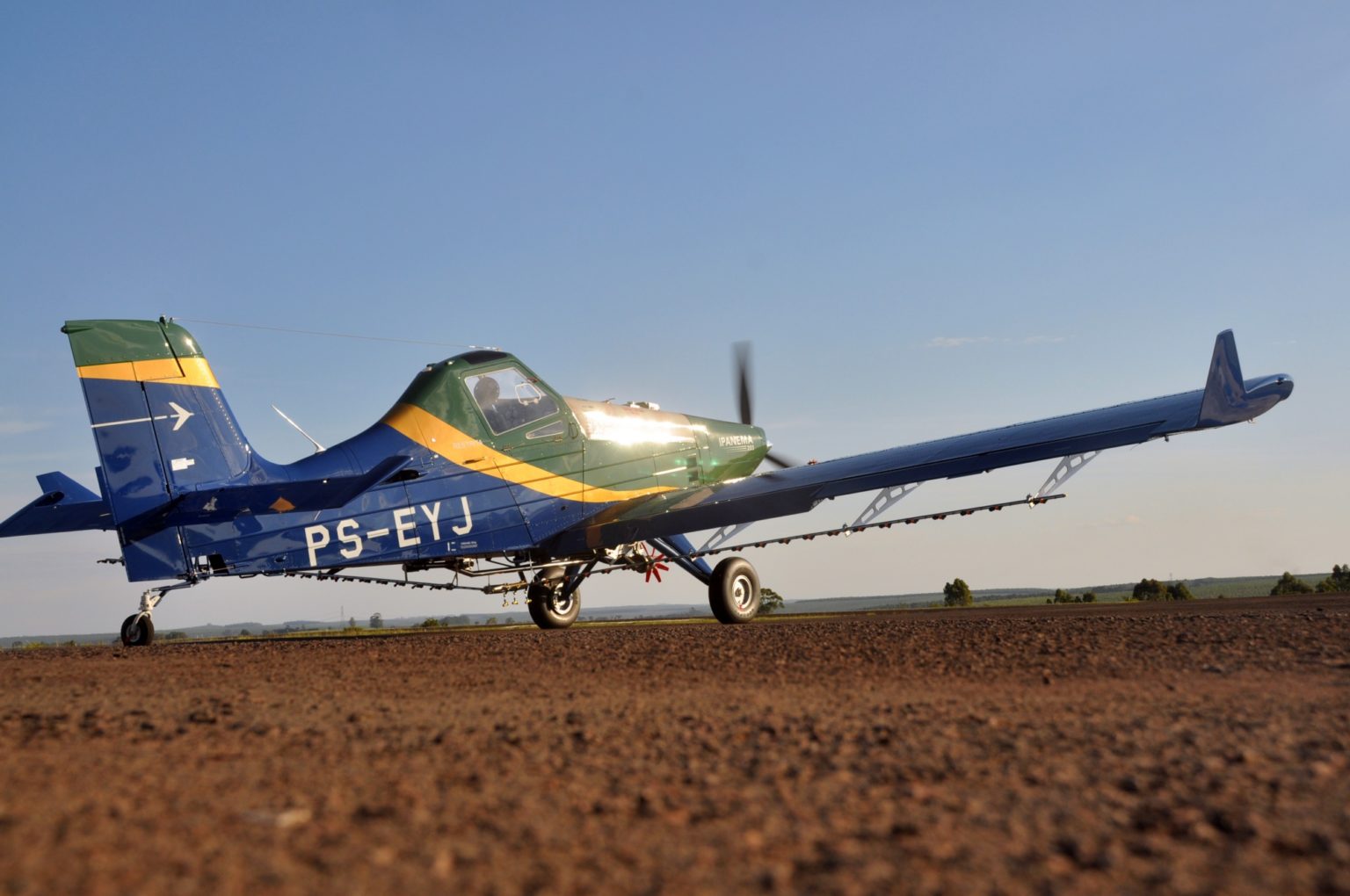 Encontro de duas pilotos marca mais uma entrega do avião agrícola ...